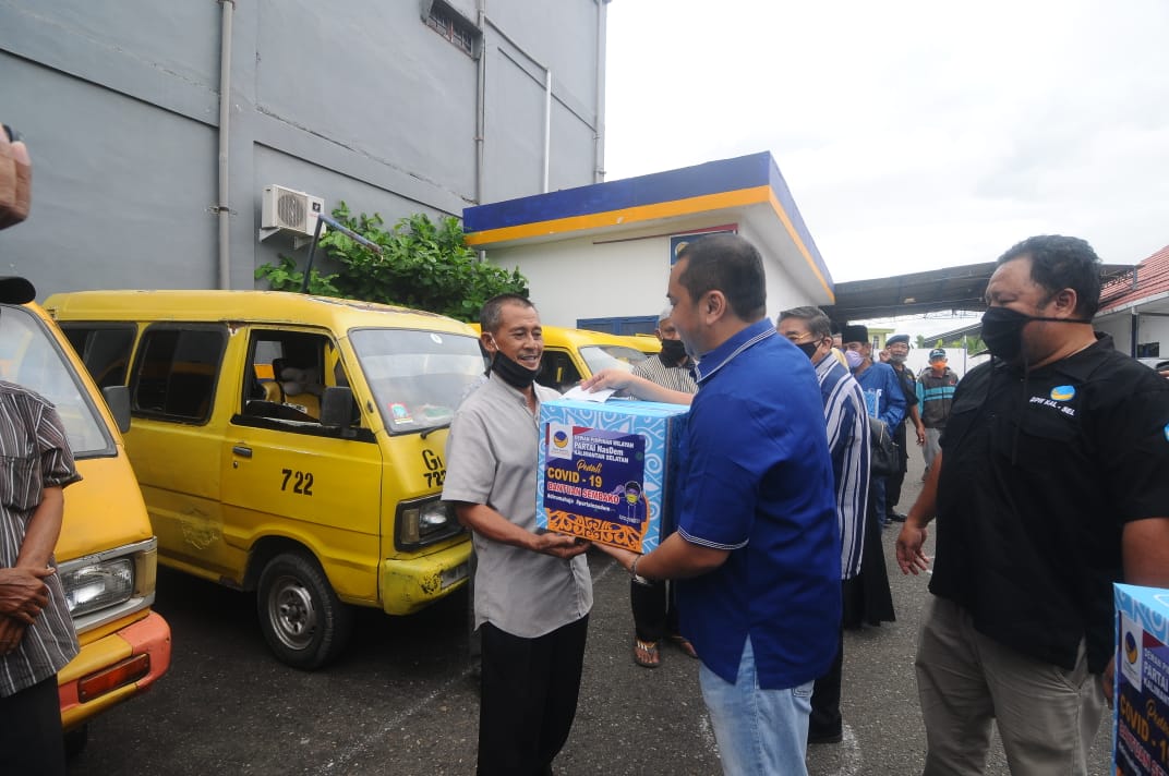 Salurkan 250 Paket Sembako ke Supir Taksi Kuning - Barito Post