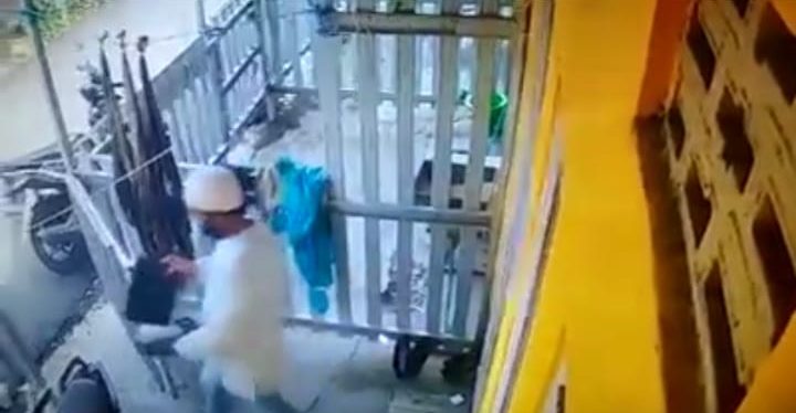 Aksi Pencuri Laptop Berkedok Peminta Sumbangan Terekam CCTV - Barito Post