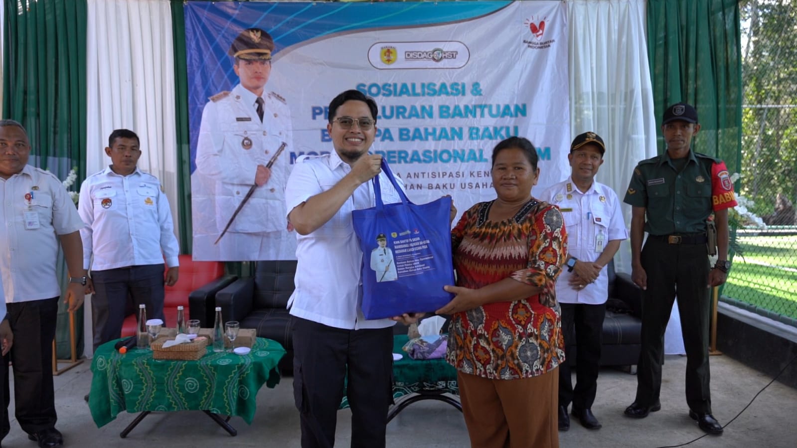 Bupati HST Serahkan Bantuan Bahan Baku Modal Operasional Kepada Pelaku UMKM - Barito Post
